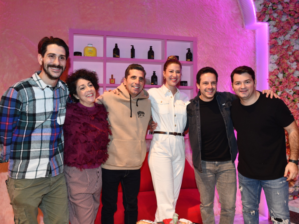 Σεσουάρ για Δολοφόνους: Το TLIFE στην κοπή πίτας της παράστασης - Ποιος ...