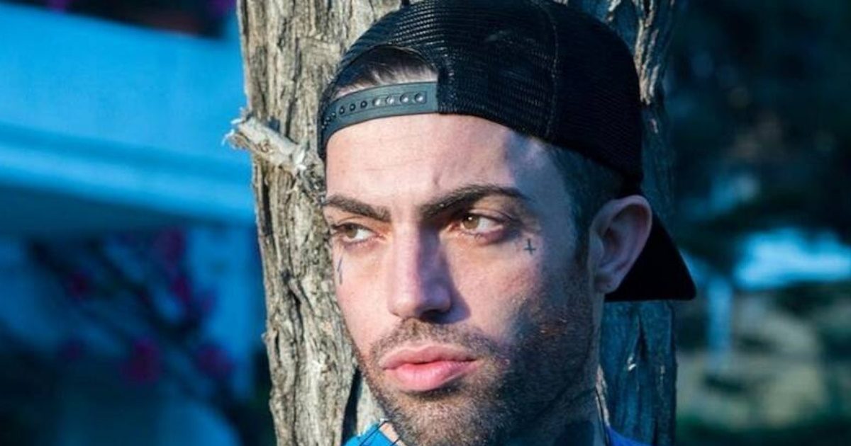 Tus: Για τάμα στην Τήνο ο γνωστός ράπερ