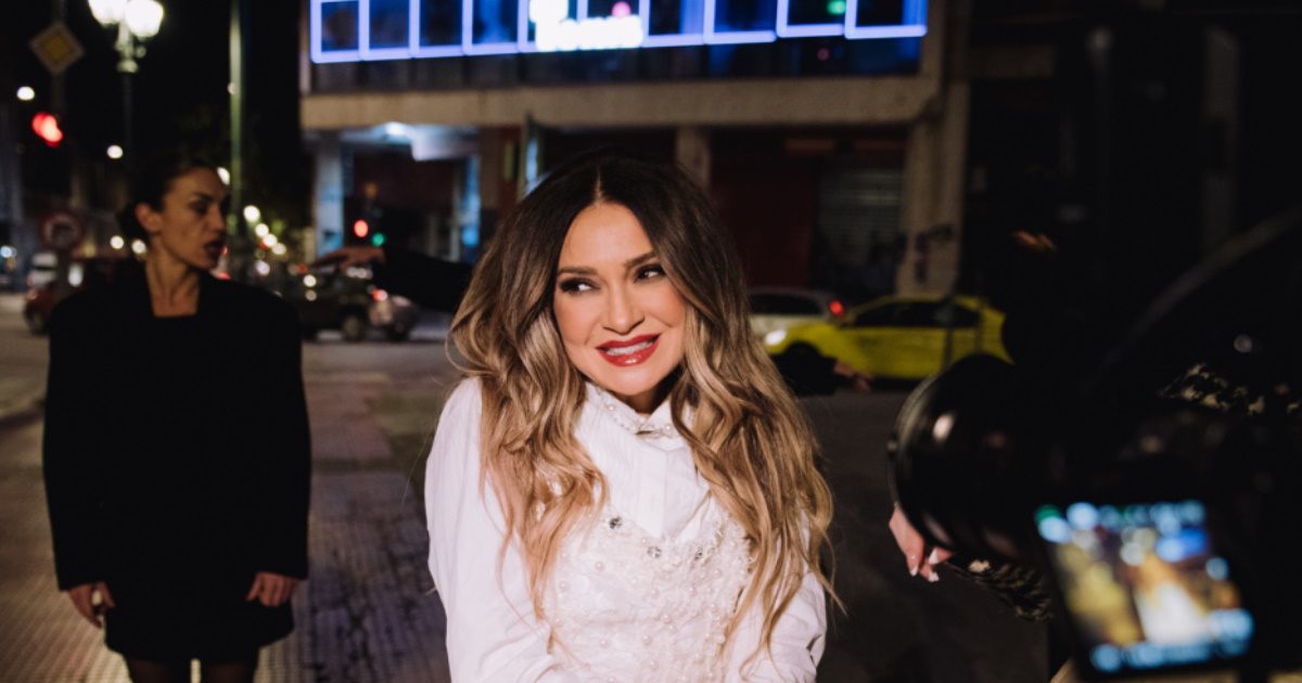 Αποστολία Ζώη: Δες backstage εικόνες από το νέο της video clip «Δεν ...