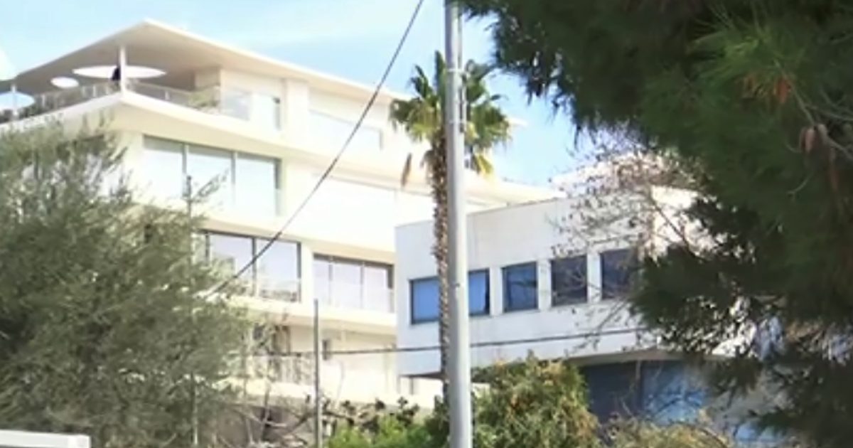 Θρίλερ σε ναυτιλιακή στη Γλυφάδα: Ποιος είναι ο δράστης με τα δύο όπλα ...