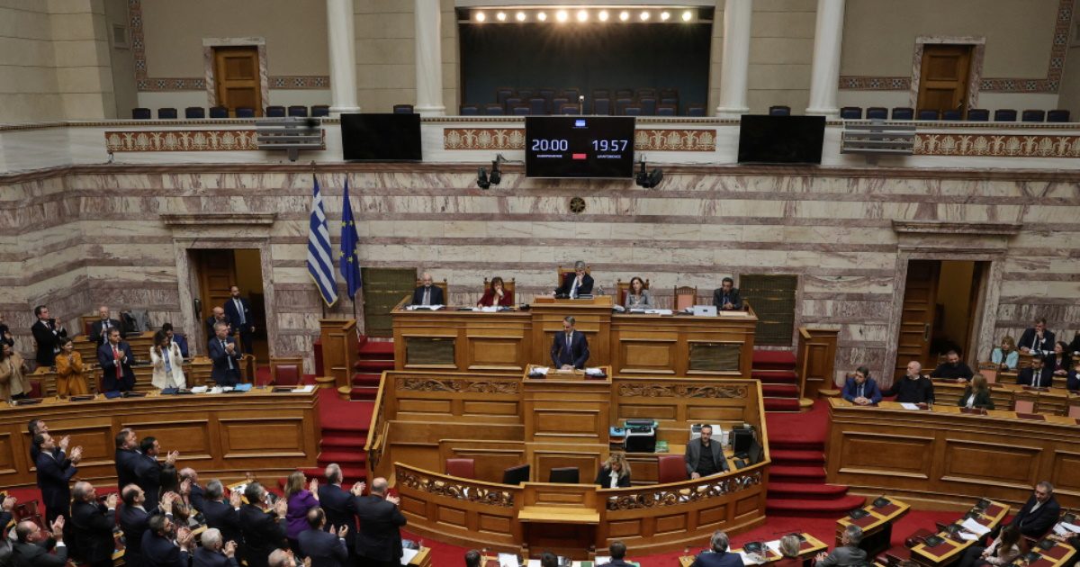 Βουλή: Με 176 «ναι» ψηφίστηκε το νομοσχέδιο για τα ομόφυλα ζευγάρια