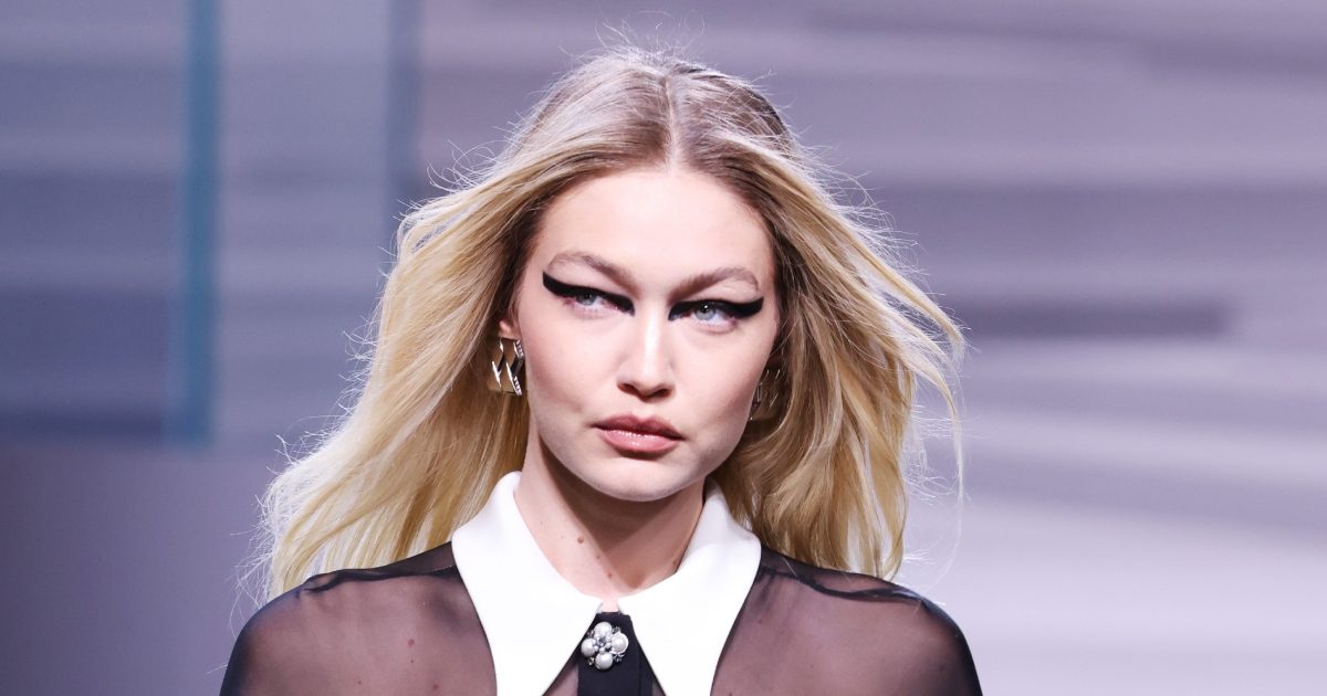 Στο fashion show του Versace το eyeliner look είναι απλά συγκλονιστικό ...