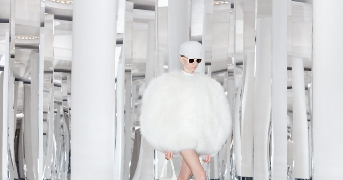 Celine FW24: Η συλλογή μας ταξιδεύει πίσω στα '60s και είναι αφιερωμένη ...