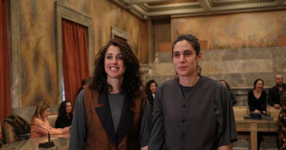 Αλεξία Μπεζίκη: Παντρεύτηκε τη σύντροφό της, Δανάη Δεληγεώργη - Τον ...