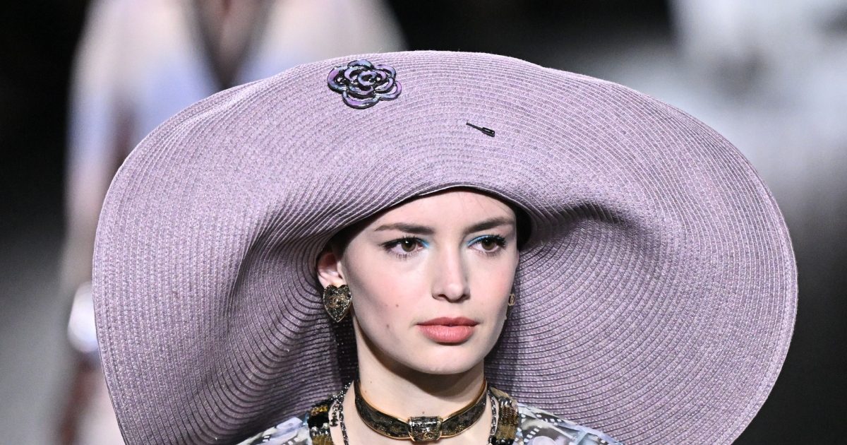 Chanel FW24: Τα beauty looks στο runway του οίκου είναι η επιτομή της ...