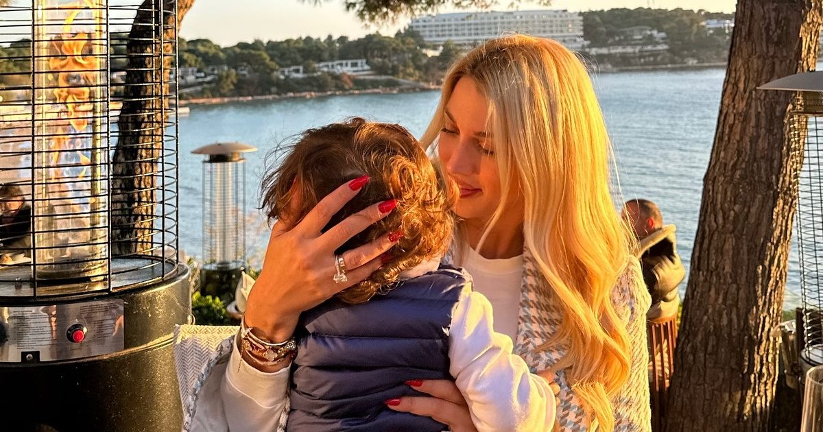 Κωνσταντίνα Σπυροπούλου: Αγκαλιά με τη μητέρα της και τον γιο της ...