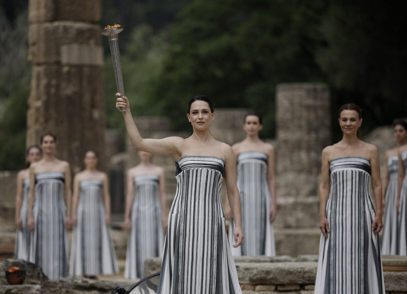 Mary Katrantzou: Η εντυπωσιακή τελετή αφής της Ολυμπιακής φλόγας με τις ...