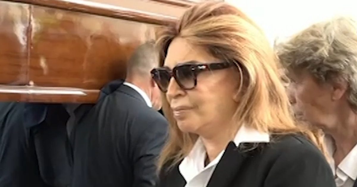 Μιμή Ντενίση: Τα δάκρυα στην κηδεία του Γιάννη Φέρτη και η χειραψία στη ...