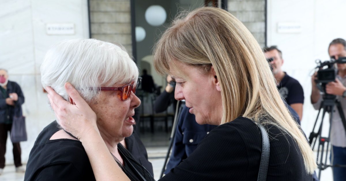 Κηδεία Γιάννη Φέρτη: Η αγκαλιά της Μαρίνας Ψάλτη με την πρώην σύζυγό ...