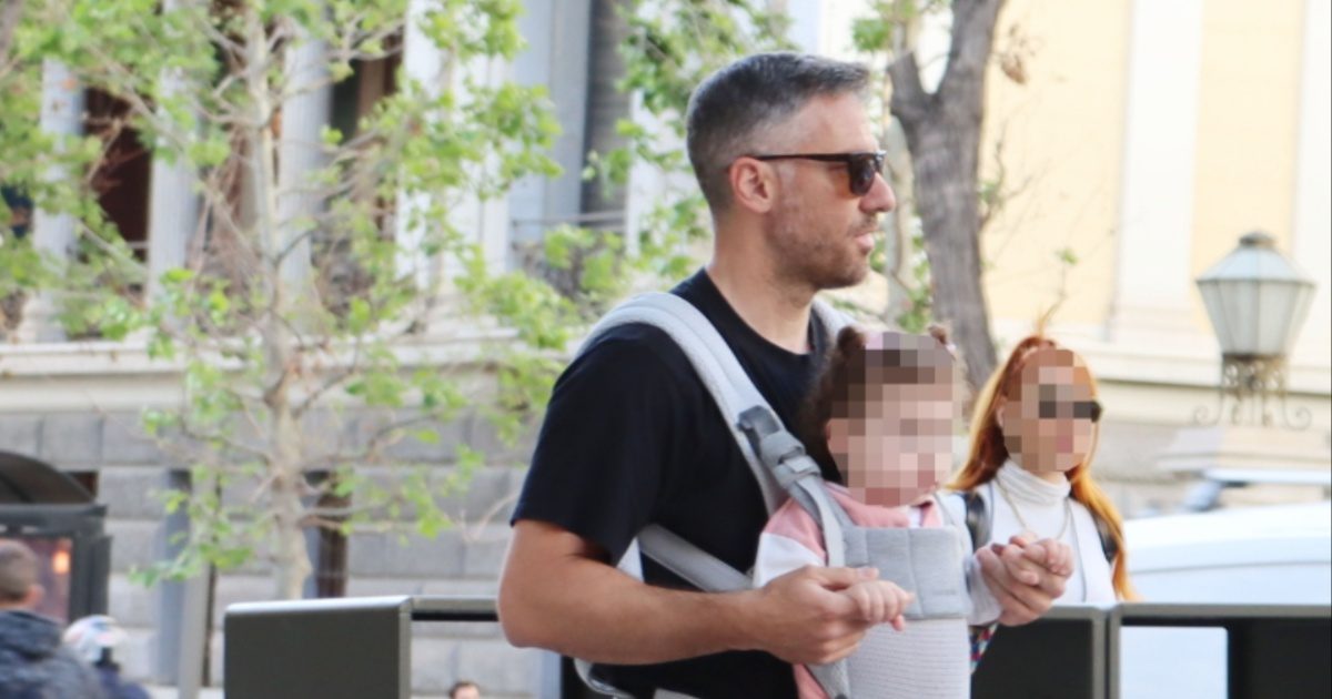 Γιούρκας Σεϊταρίδης: Βόλτα στο κέντρο της Αθήνας με την κόρη του ...