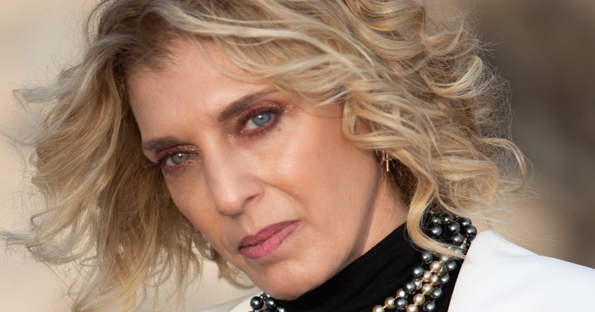 «Ό,τι Αγαπήσαμε Αντέχει!» - 30 Χρόνια Κρινιώ Νικολάου στο Γυάλινο ...