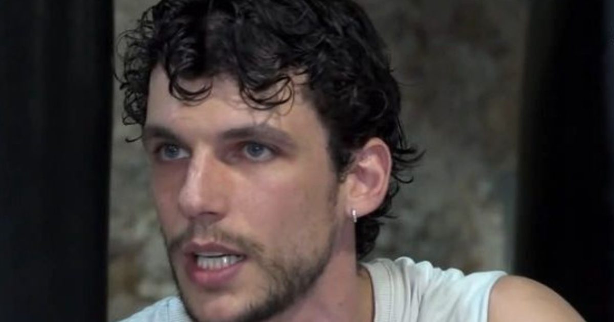 Βασίλης Μίχας: Ο ρόλος στη «Γη της Ελιάς» και η αποκάλυψη για την πρώτη ...