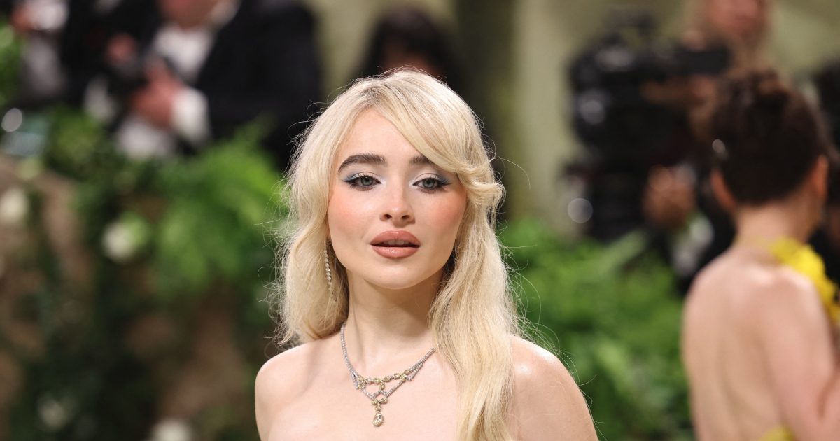 Sabrina Carpenter και Sydney Sweeney φορούν το ίδιο blush που χαρίζει ...