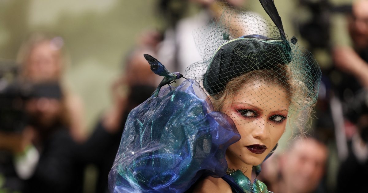 Zendaya: Το romantic - goth beauty look της είναι τέλειο αν είσαι ...