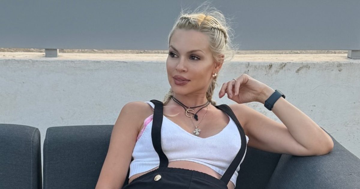 Βίκυ Κάβουρα: Οι νέες φωτογραφίες με μαγιό από τις διακοπές της 1,5 ...