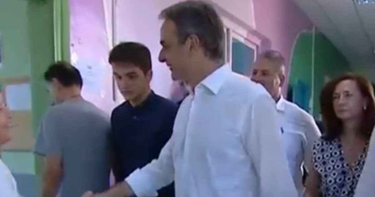 Ευρωεκλογές 2024: Μαζί με τον γιο τους, Κωνσταντίνο ψήφισε ο Κυριάκος ...