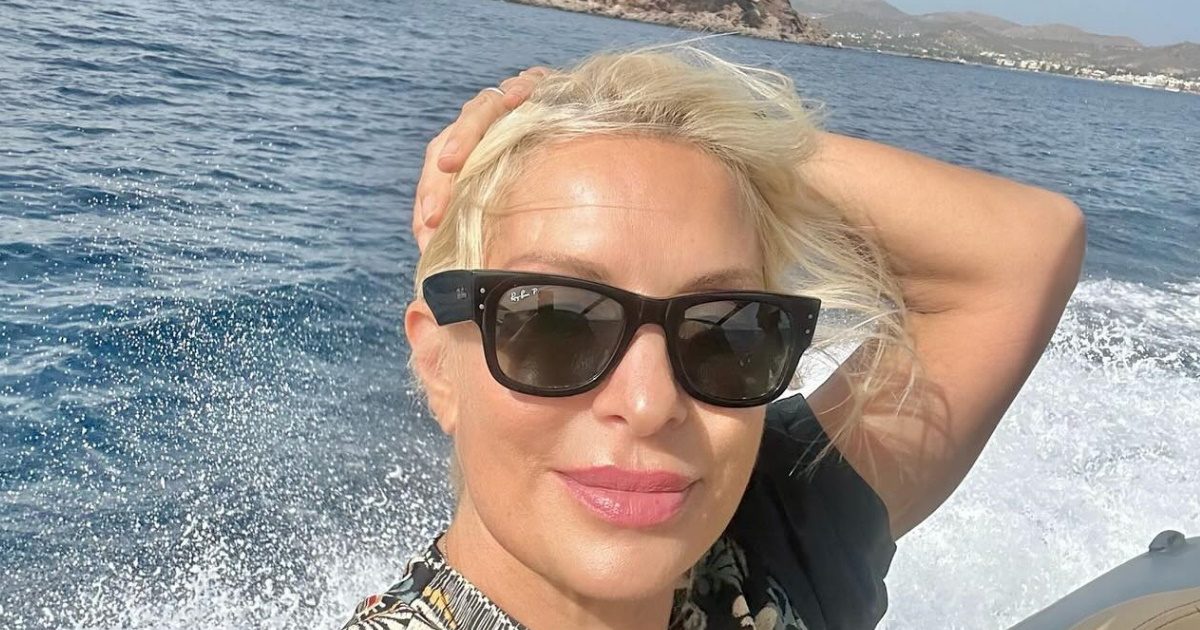 Ελένη Μενεγάκη: Η selfie φωτογραφία της από την Άνδρο - «Άλλη μια ημέρα ...