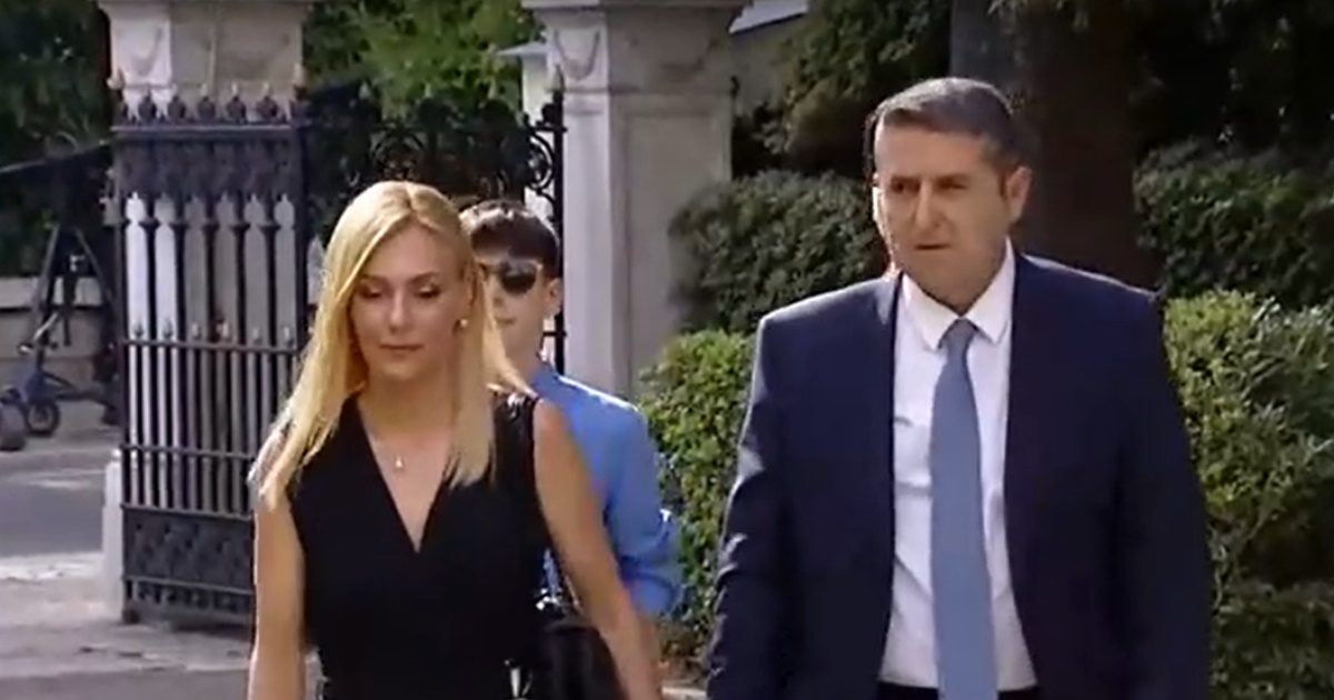 Ανασχηματισμός: Ορκίστηκε η νέα κυβέρνηση - Οι αφίξεις των υπουργών με ...