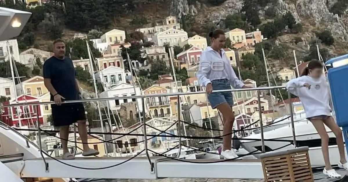 Αντώνης Ρέμος - Υβόννη Μπόσνιακ: Στη Σύμη με την κόρη τους ...
