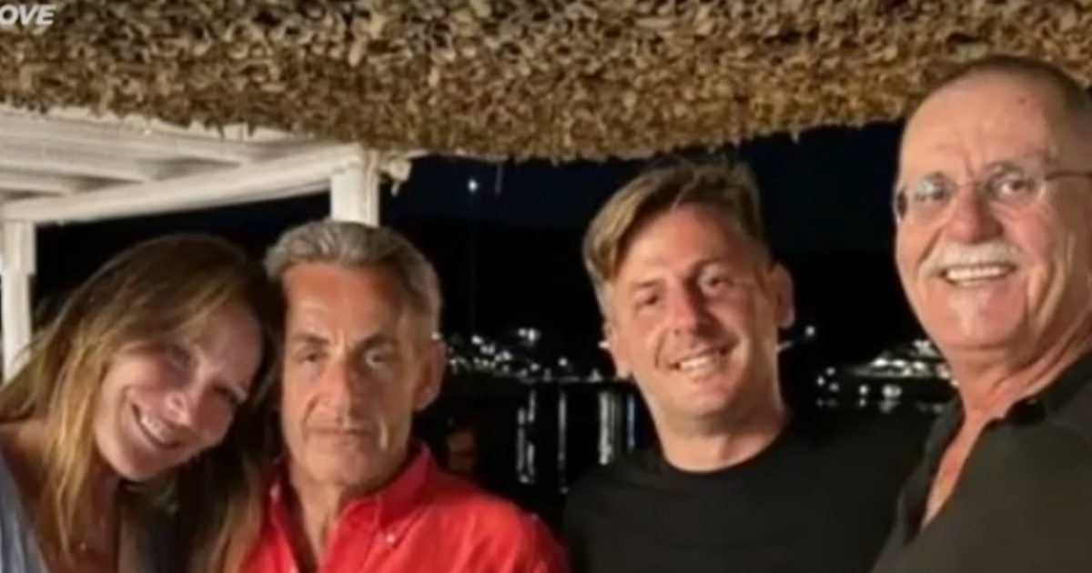 Νικολά Σαρκοζί και Κάρλα Μπρούνι συνεχίζουν το tour στις Κυκλάδες - Η ...