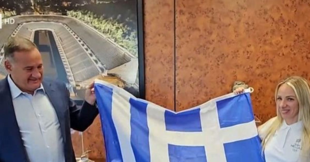 Ολυμπιακοί Αγώνες 2024: Η Αντιγόνη Ντρισμπιώτη παρέλαβε την ελληνική ...