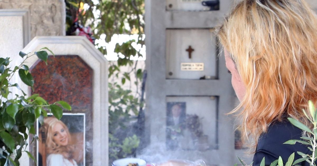 Αλίκη Βουγιουκλάκη: Οι φίλοι και καλλιτέχνες που βρέθηκαν στο μνημόσυνο ...