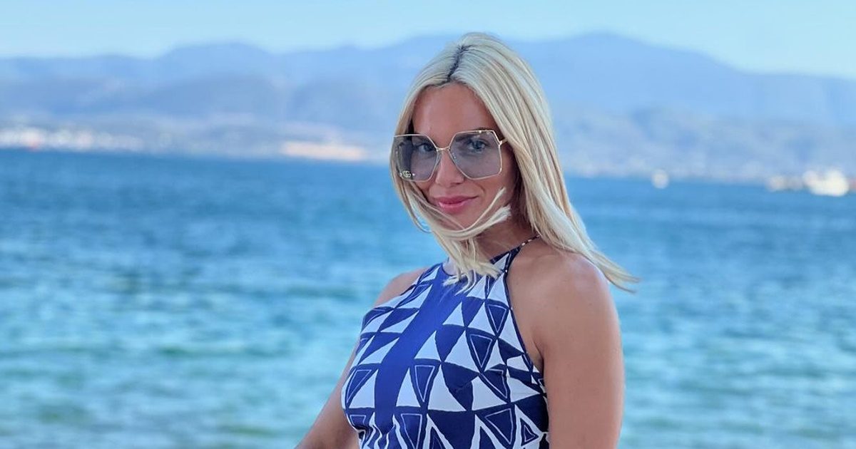 Ιωάννα Μαλέσκου: Βόλτα στην παραλία με την ενός έτους κόρη της ...