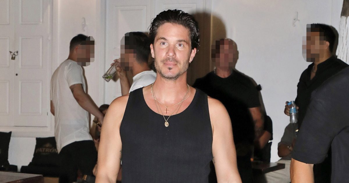 Νίκος Οικονομόπουλος: Τα νυχτοπερπατήματα του τραγουδιστή στην Μύκονο