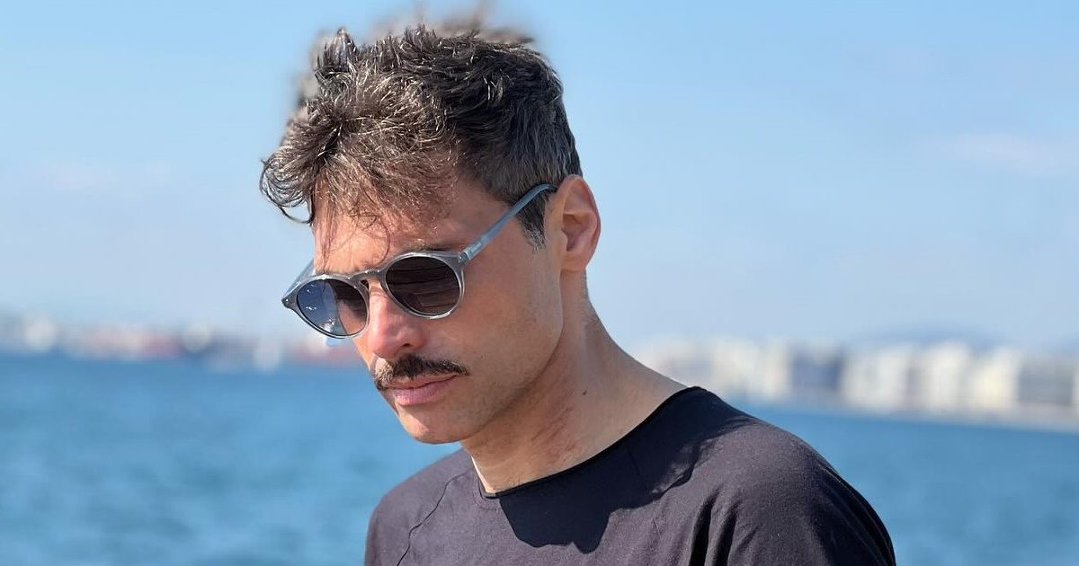 Γιώργος Παπαγεωργίου: Αγκαλιά με την οκτώ μηνών κόρη του στην παραλία ...