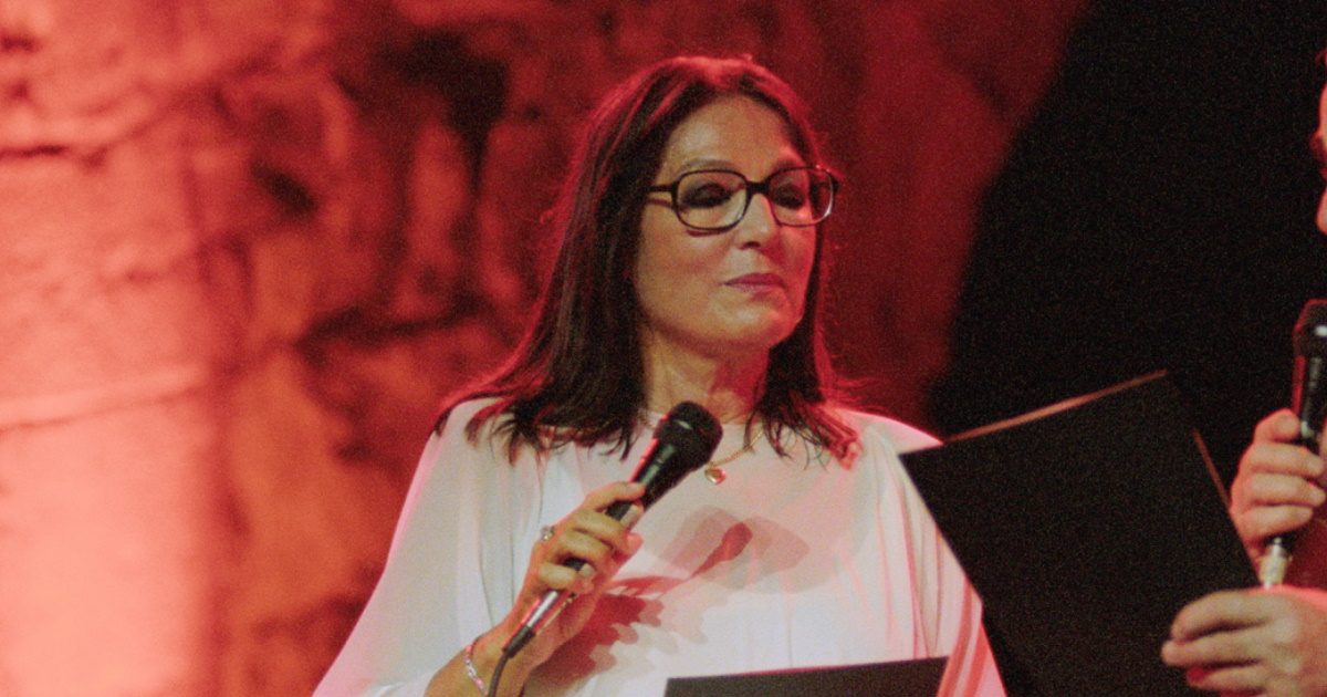 Νανά Μούσχουρη: Συγκινεί το «αντίο» της στον Αλέν Ντελόν - «Ήταν μεγάλο ...