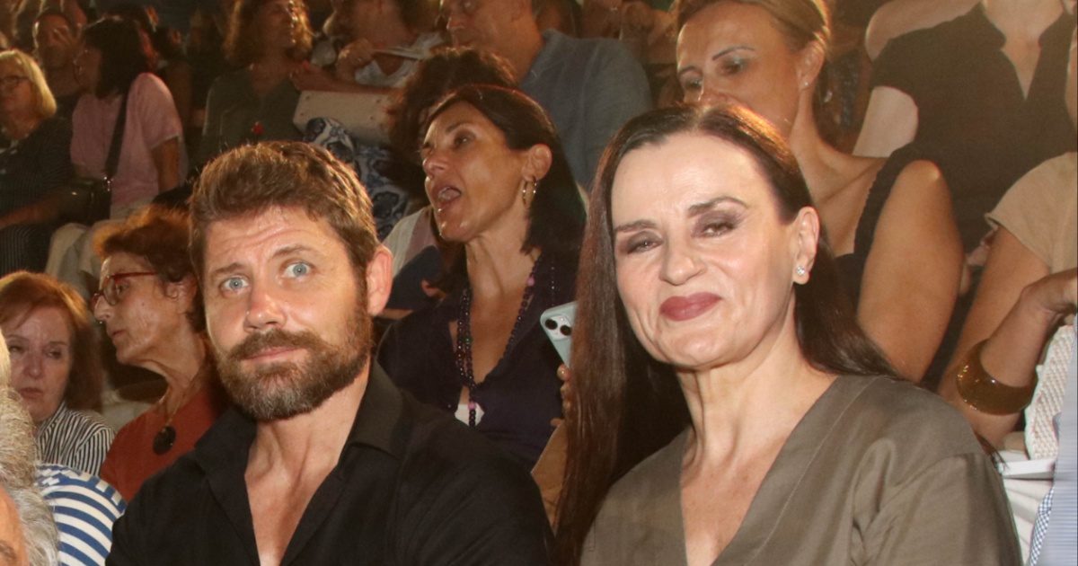 Καρυοφυλλιά Καραμπέτη: Σπάνια εμφάνιση με τον σύντροφό της Κρις Ραντάνοφ
