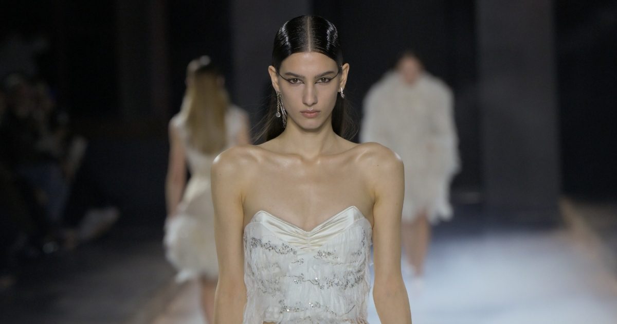 Alexander McQueen: Στο ss 2025 show είδαμε το ωραιότερο look της Paris ...