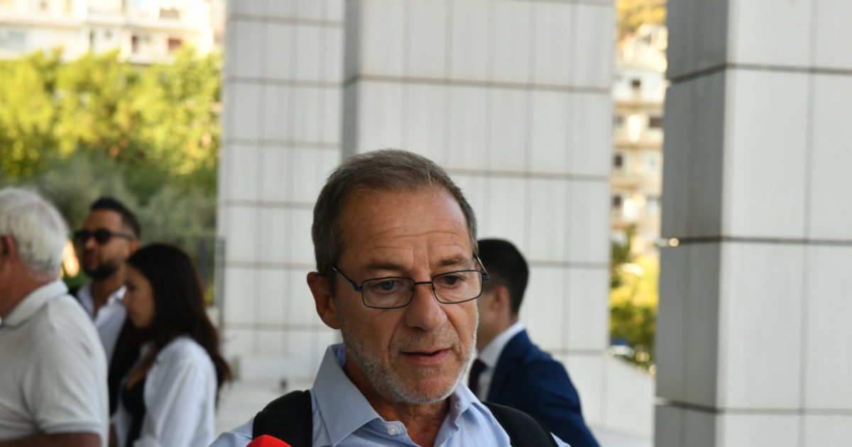 Ξανά στο εδώλιο ο Δημήτρης Λιγνάδης: Η επανεμφάνιση του 10 μήνες μετά