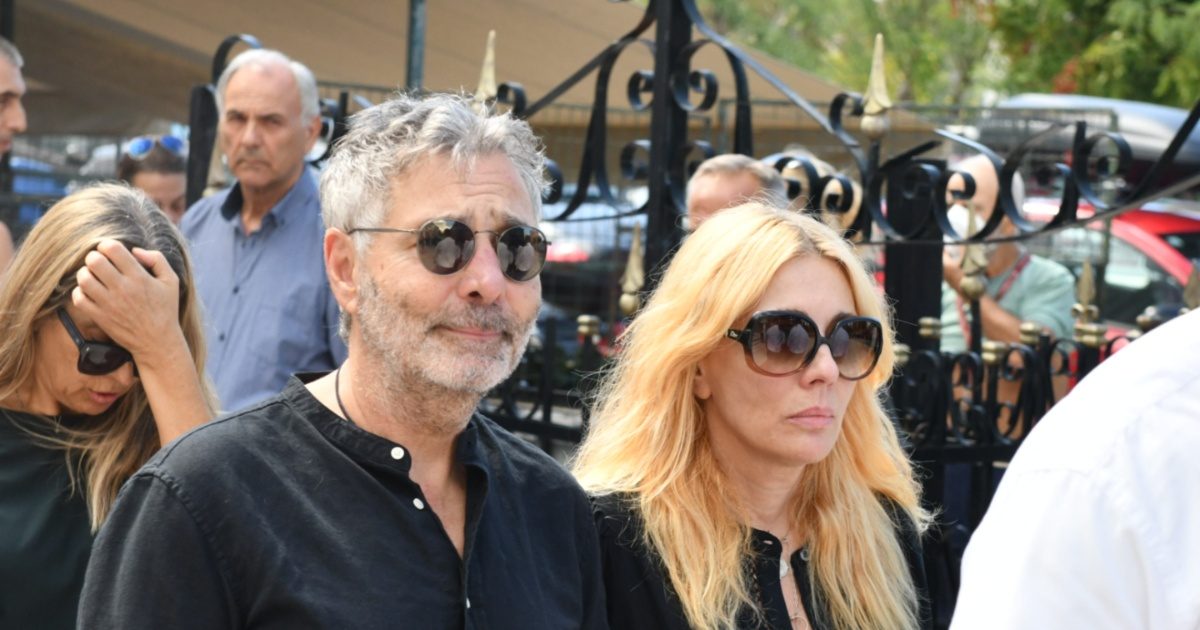 Σμαράγδα Καρύδη: «Ράκος» στην κηδεία του Ντίνου Καρύδη - Στο πλευρό της ...