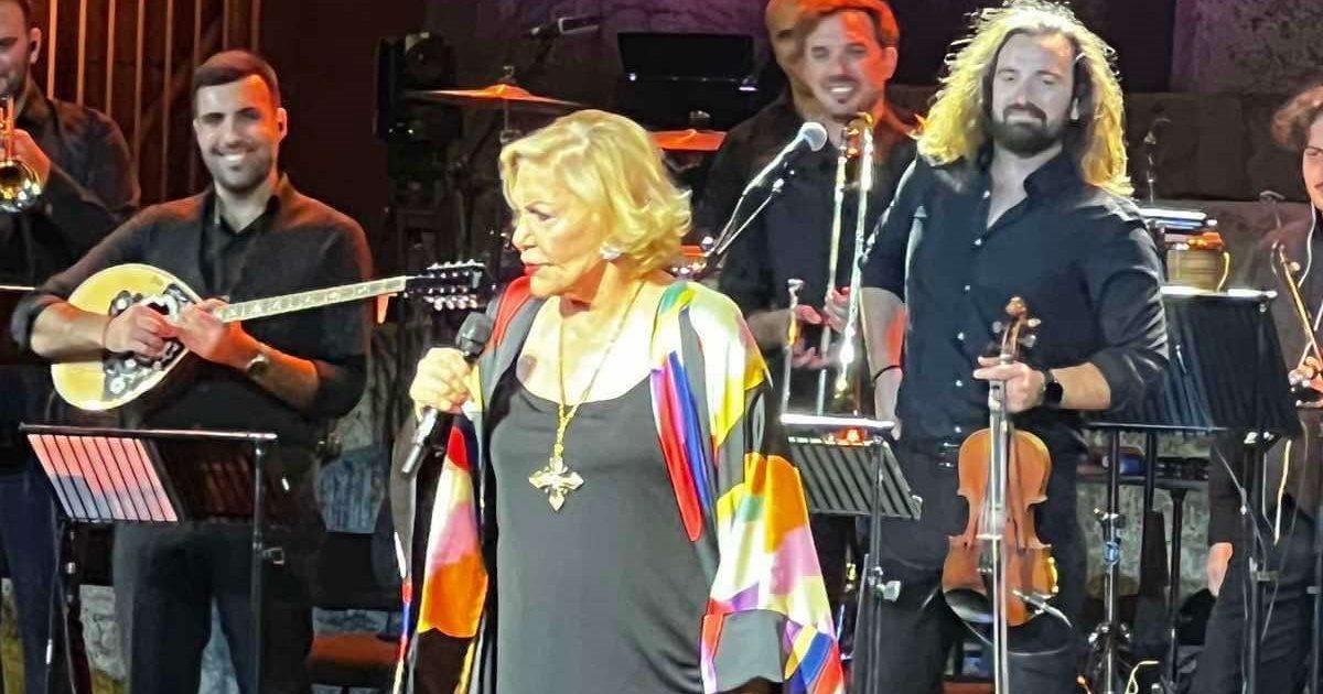 Μαρινέλλα: Η στιγμή που καταρρέει στη σκηνή του Ηρωδείου - Σοκαριστικό ...