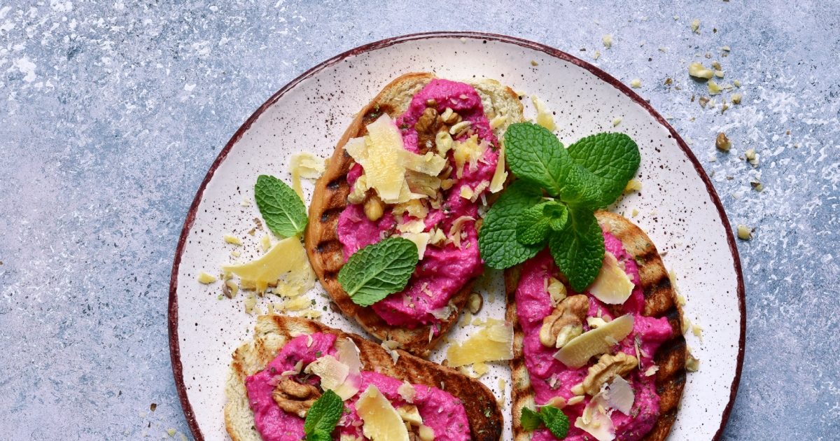 Συνταγή για πάστα από παντζάρι με παρμεζάνα και καρύδια