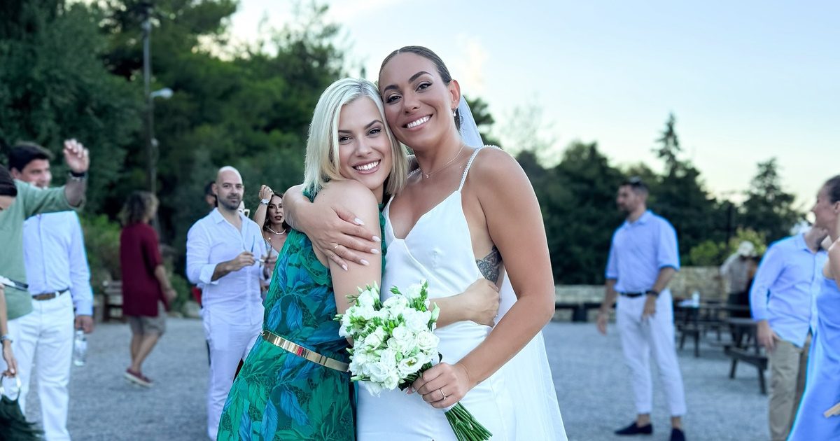 Συγκινημένη η Λάουρα Νάργες στον γάμο της Βαλαβάνη: «Κάποτε ξαπλώναμε ...