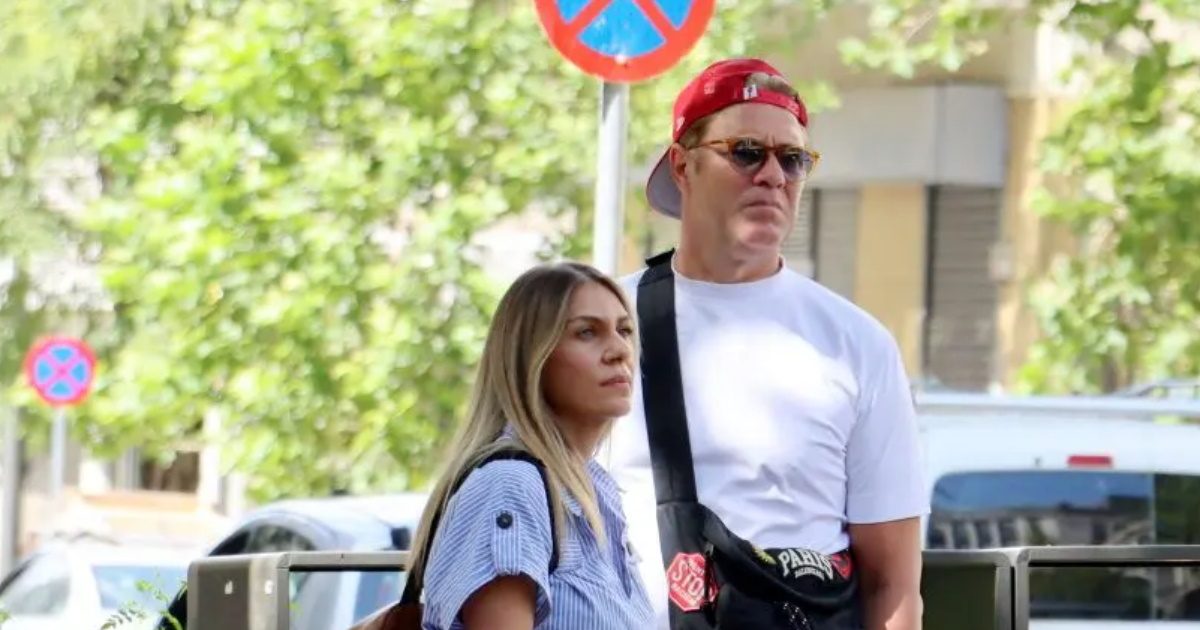 Χρήστος Χολίδης: Χαλαρή βόλτα στο κέντρο της Αθήνας με τη σύντροφό του ...
