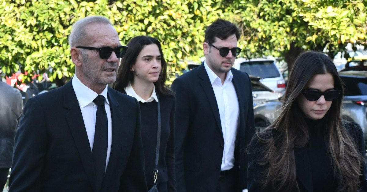 Κηδεία Αντώνη Λυμπέρη: Ο Πέτρος Κωστόπουλος με την κόρη του Αλεξάνδρα ...