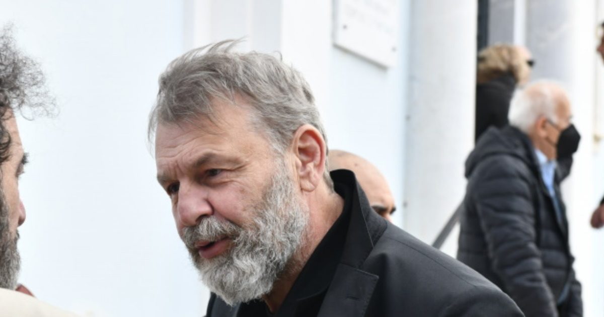 Μανούσος Μανουσάκης: «Λύγισε» ο Απόστολος Γκλέτσος στην κηδεία του ...