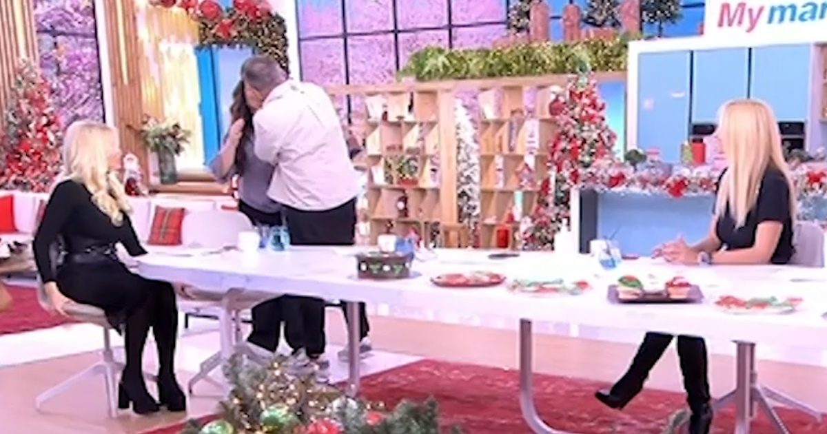 Super Κατερίνα: Ο Γρηγόρης Γκουντάρας σε ένα καυτό φιλί στο στόμα με ...