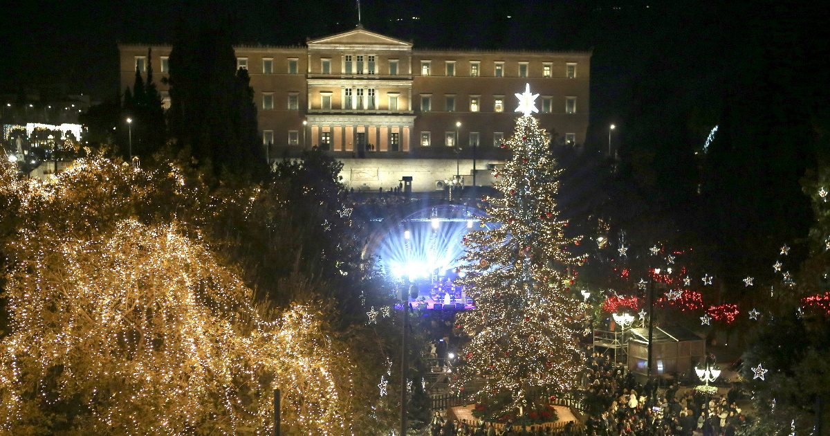 Η Αθήνα «φόρεσε» τα γιορτινά της - Φωταγωγήθηκε το χριστουγεννιάτικο ...