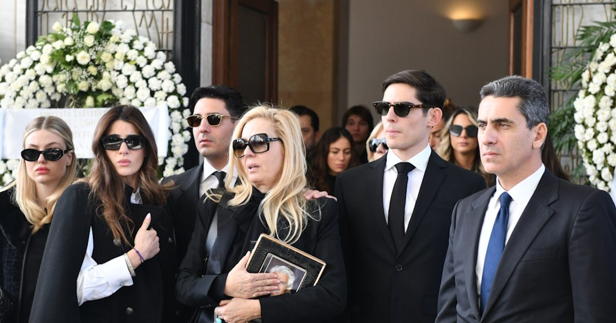 Αντώνης Λυμπέρης: Καταρρακωμένη η σύζυγός του, Έλενα Μακρή στην κηδεία του