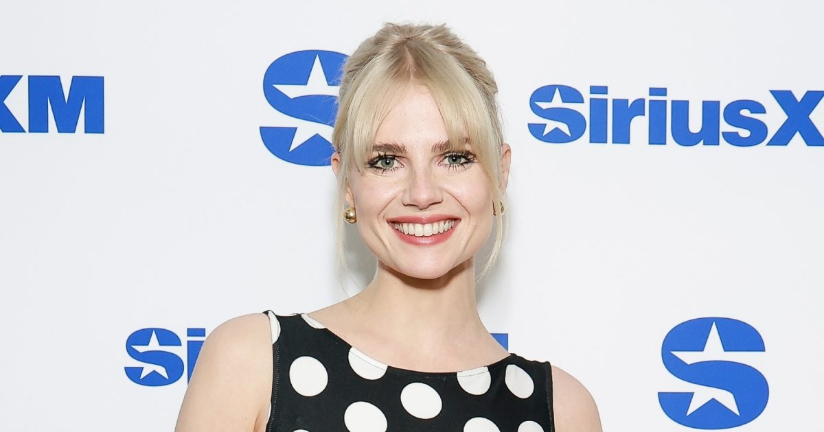 Kάντο όπως η Lucy Boynton: Ο πιο απλός τρόπος να χαρίσεις απίθανη λάμψη ...