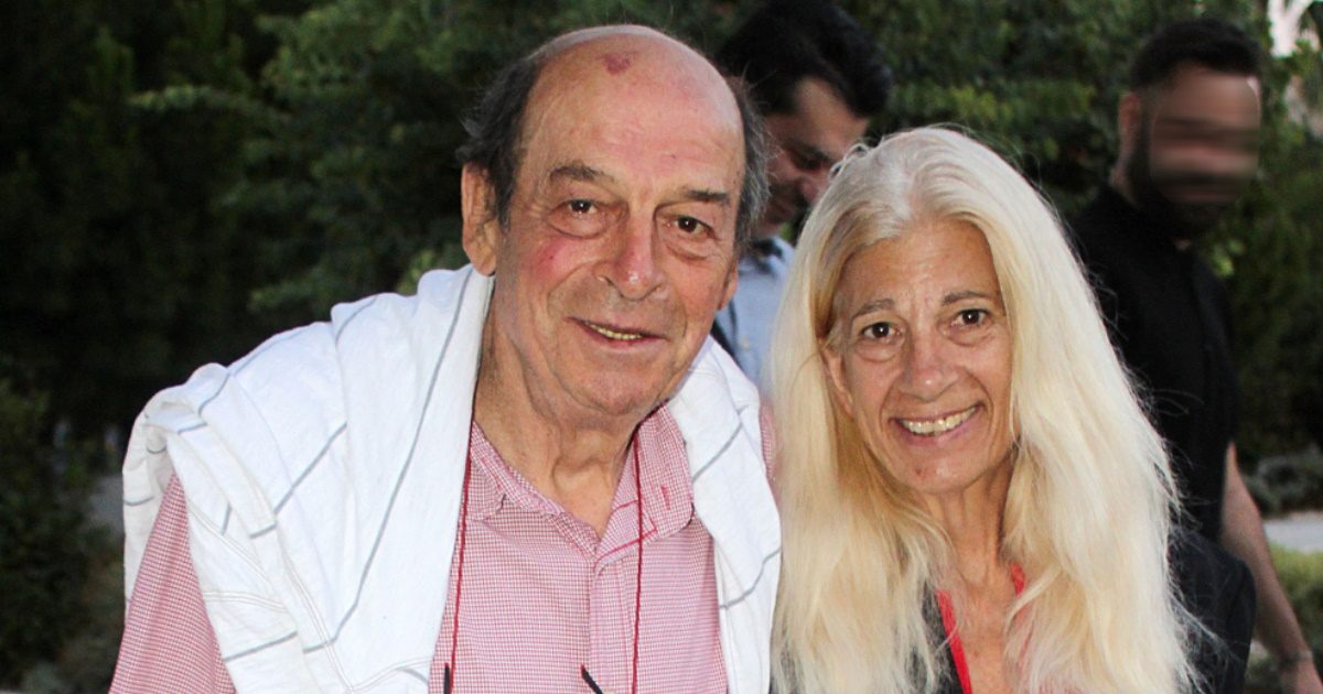 Μανούσος Μανουσάκης: Συγκλονίζει η σύζυγος του πριν την κηδεία ...