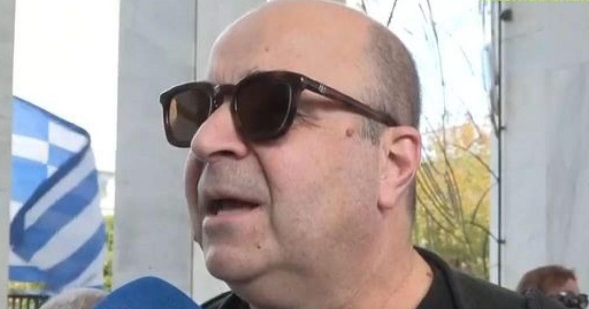 Κηδεία Δημήτρη Σούρα: Συγκινημένος ο Μάρκος Σεφερλής - «Αυτό που έλεγε ...