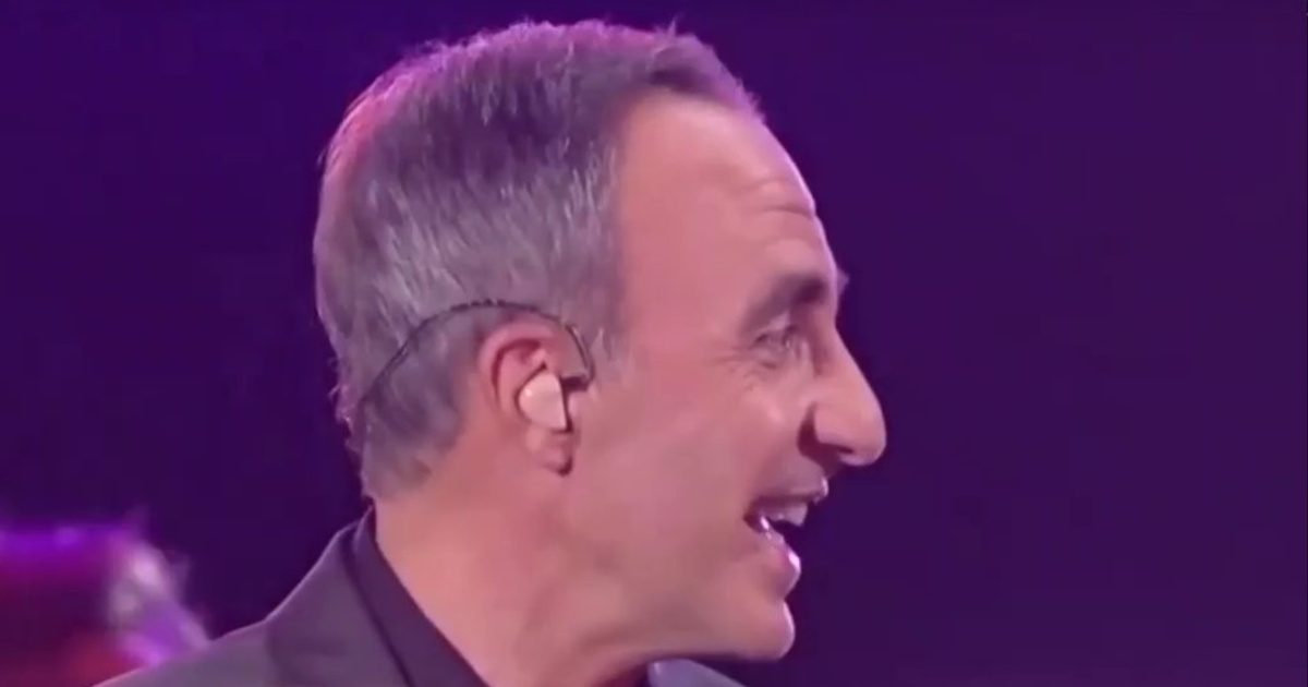 Νίκος Αλιάγας: Η μητέρα του εισέβαλε στο σόου που παρουσιάζει στη ...