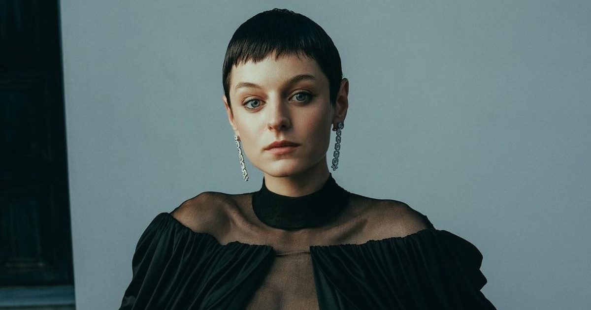 Emma Corrin: Το beauty look στην πρεμιέρα της ταινίας «Nosferatu» στο ...