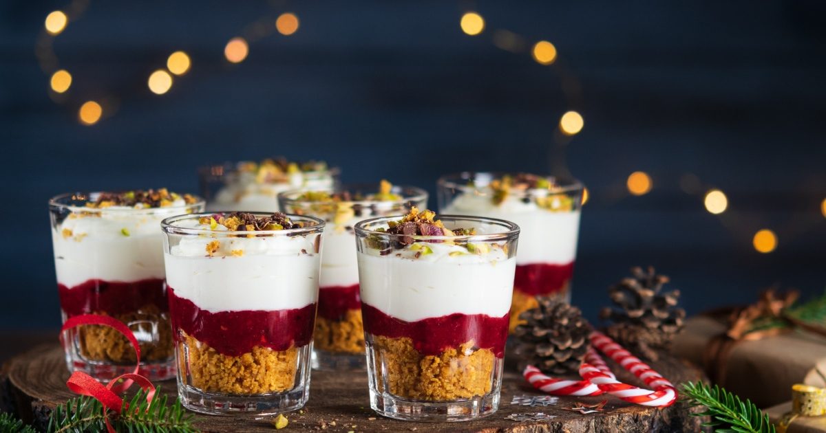Πανεύκολη συνταγή για γιορτινό trifle με κρέμα τυριού και μαρμελάδα σμέουρο
