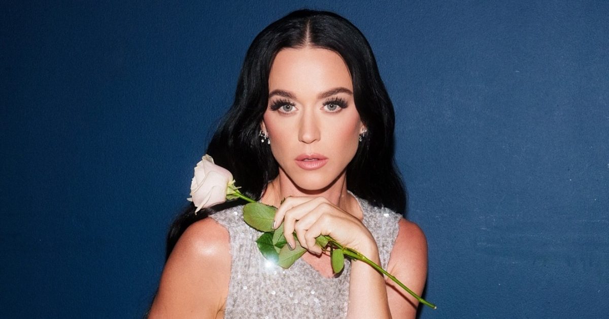 Katy Perry: Η glitter σκιά της είναι μια ωδή στη λάμψη των Χριστουγέννων